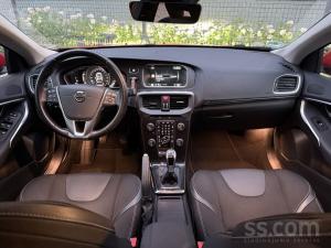 Sarkans Volvo V40 2017 Rīga, ar dzinēja tilpumu 2.00 L un nobraukumu 260 tūkst. km par 7980 €, foto 18 vietnē AUTOMOTO.COM.LV