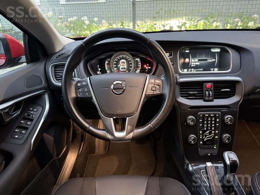 Sarkans Volvo V40 2017 Rīga, ar dzinēja tilpumu 2.00 L un nobraukumu 260 tūkst. km par 7980 €, foto 19 vietnē AUTOMOTO.COM.LV