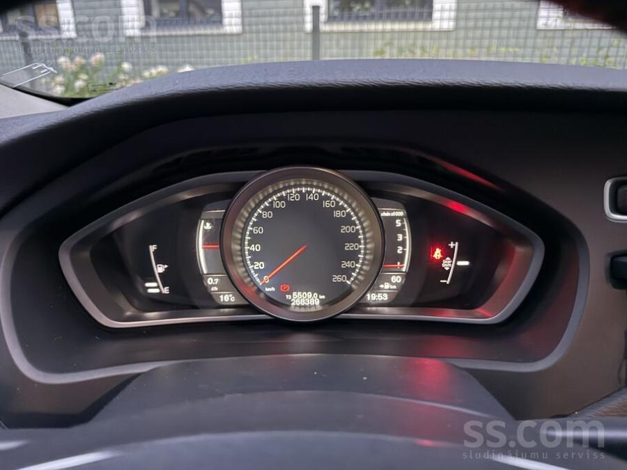 Sarkans Volvo V40 2017 Rīga, ar dzinēja tilpumu 2.00 L un nobraukumu 260 tūkst. km par 7980 €, foto 22 vietnē AUTOMOTO.COM.LV