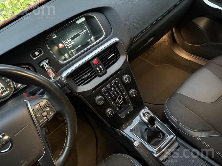Sarkans Volvo V40 2017 Rīga, ar dzinēja tilpumu 2.00 L un nobraukumu 260 tūkst. km par 7980 €, foto 23 vietnē AUTOMOTO.COM.LV