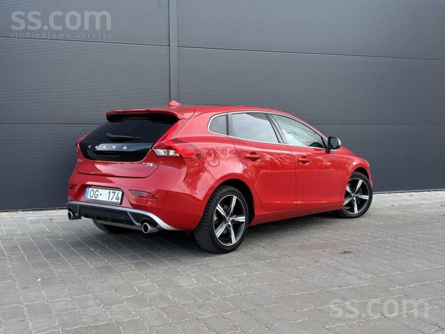 Red Volvo V40 2020 in Riga, with an engine capacity of 1.50 L and mileage of 201 thousand km for 13500 €, photo 4 on AUTOMOTO.COM.LV