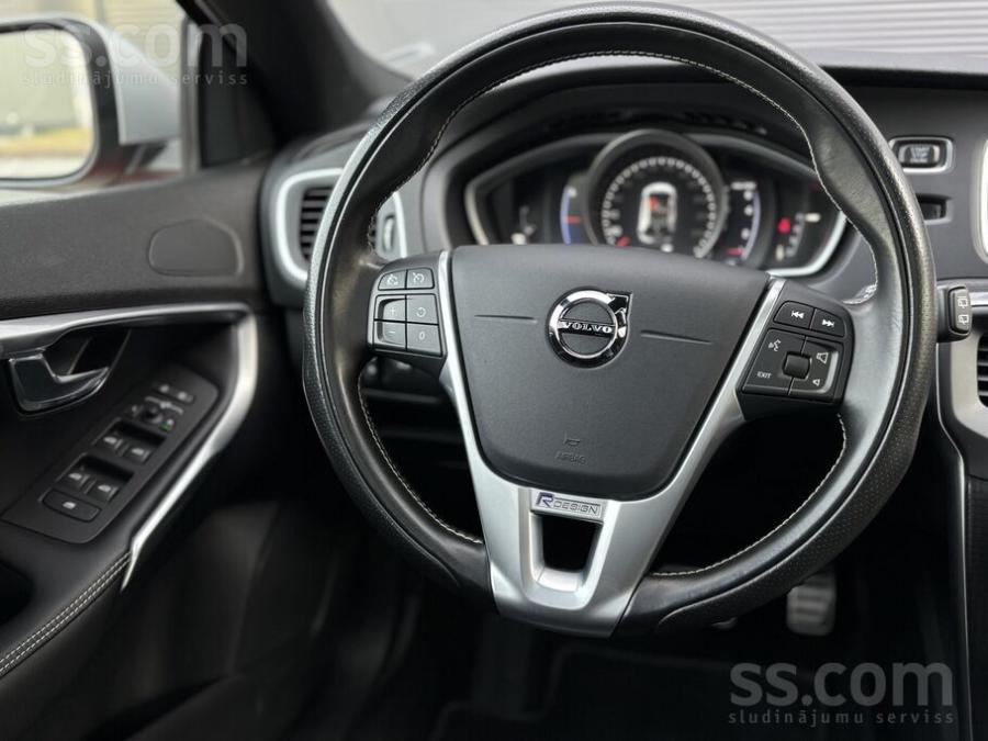 Red Volvo V40 2020 in Riga, with an engine capacity of 1.50 L and mileage of 201 thousand km for 13500 €, photo 13 on AUTOMOTO.COM.LV
