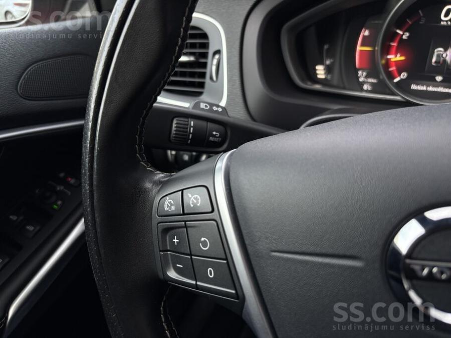 Red Volvo V40 2020 in Riga, with an engine capacity of 1.50 L and mileage of 201 thousand km for 13500 €, photo 15 on AUTOMOTO.COM.LV