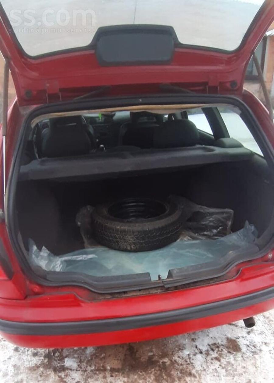 Sarkans Volvo V40 1996 Valmiera, ar dzinēja tilpumu 1.60 L un nobraukumu 438 tūkst. km par 300 €, foto 8 vietnē AUTOMOTO.COM.LV