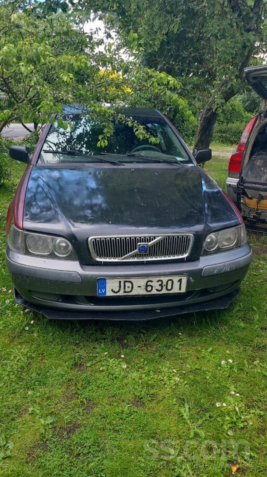 Red Volvo V40 2002 in Tukums, with an engine capacity of 2.00 L and mileage of 350 thousand km for 300 €, photo 1 on AUTOMOTO.COM.LV
