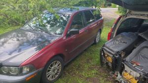Red Volvo V40 2002 in Tukums, with an engine capacity of 2.00 L and mileage of 350 thousand km for 300 €, photo 3 on AUTOMOTO.COM.LV