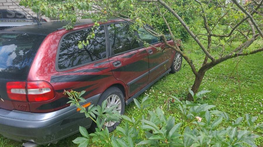 Red Volvo V40 2002 in Tukums, with an engine capacity of 2.00 L and mileage of 350 thousand km for 300 €, photo 5 on AUTOMOTO.COM.LV