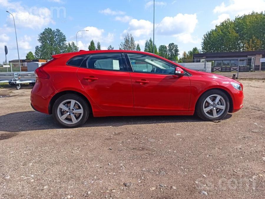 Sarkans Volvo V40 2012 Daugavpils, ar dzinēja tilpumu 1.60 L un nobraukumu 0 tūkst. km par 5500 €, foto 9 vietnē AUTOMOTO.COM.LV