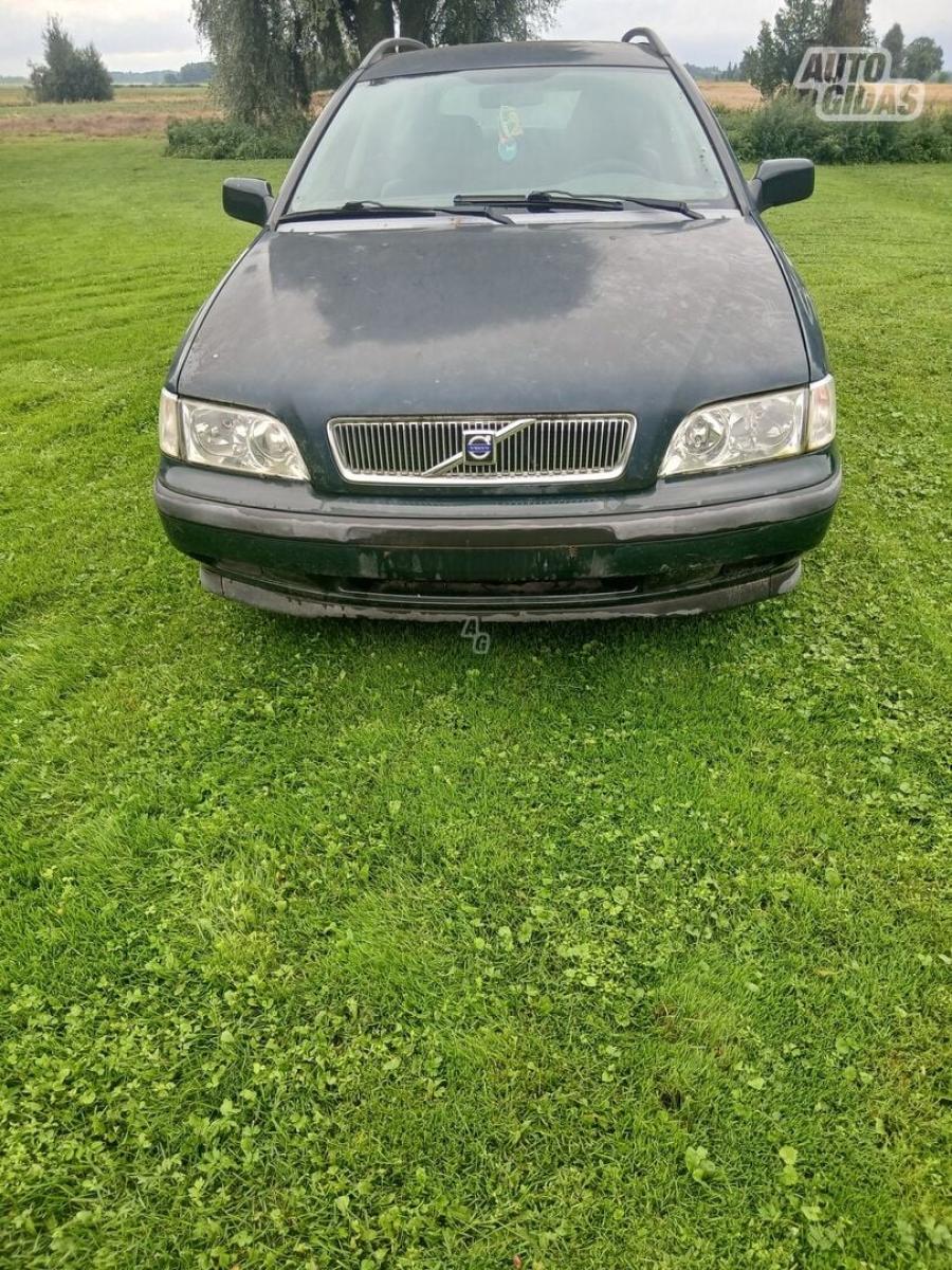 Volvo V40 2000 in Panevezys, with an engine capacity of 1.60 L and mileage of 220 thousand km for 350 €, photo 1 on AUTOMOTO.COM.LV