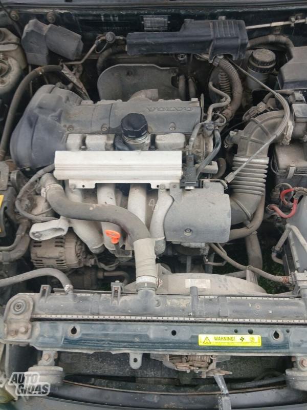 Volvo V40 2000 in Panevezys, with an engine capacity of 1.60 L and mileage of 220 thousand km for 350 €, photo 5 on AUTOMOTO.COM.LV
