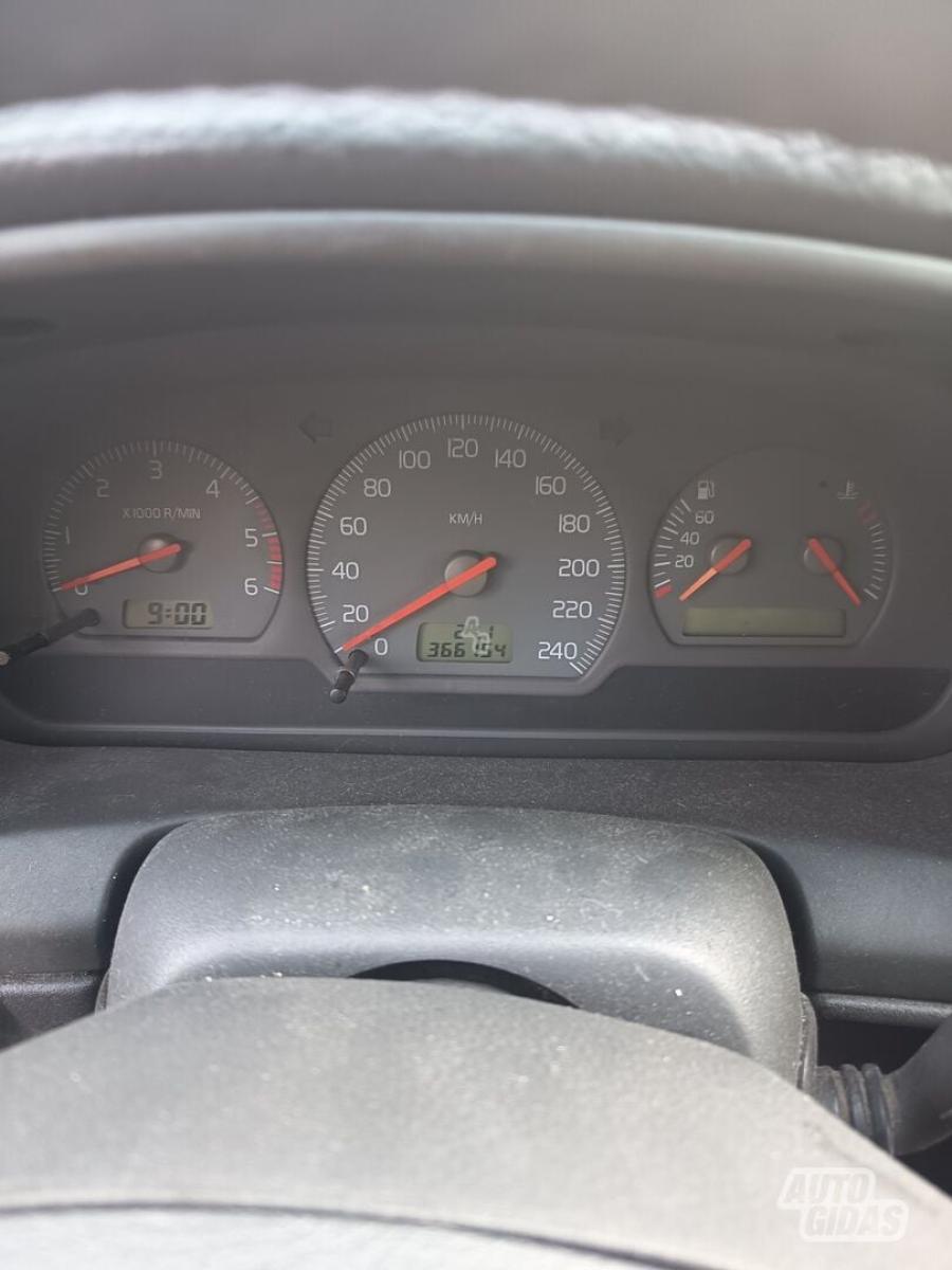 Volvo V40 2000 in Panevezys, with an engine capacity of 1.90 L and mileage of 365 thousand km for 700 €, photo 4 on AUTOMOTO.COM.LV