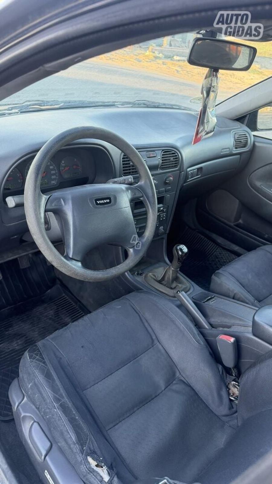 Volvo V40 2002 in Vilnius, with an engine capacity of 1.90 L and mileage of 300 thousand km for 400 €, photo 7 on AUTOMOTO.COM.LV
