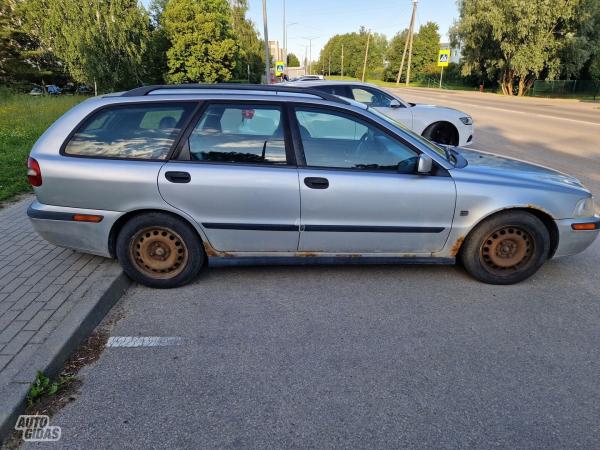 Volvo V40 2002 in Kaunas, with an engine capacity of 1.90 L and mileage of 420 thousand km for 400 €, photo 2 on AUTOMOTO.COM.LV