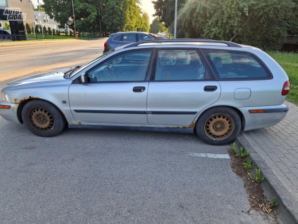 Volvo V40 2002 in Kaunas, with an engine capacity of 1.90 L and mileage of 420 thousand km for 400 €, photo 3 on AUTOMOTO.COM.LV