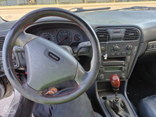 Volvo V40 2002 in Kaunas, with an engine capacity of 1.90 L and mileage of 420 thousand km for 400 €, photo 5 on AUTOMOTO.COM.LV