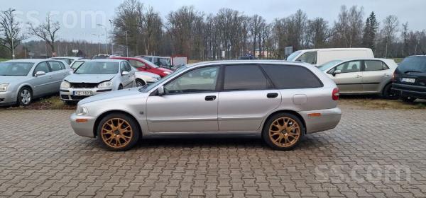 Volvo V40 2003 in Valmiera, with an engine capacity of 1.90 L and mileage of 392 thousand km for 1500 €, photo 5 on AUTOMOTO.COM.LV