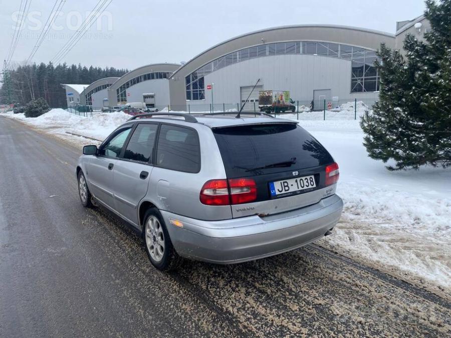 Volvo V40 2003 Rīga, ar dzinēja tilpumu 1.90 L un nobraukumu 334 tūkst. km par 800 €, foto 3 vietnē AUTOMOTO.COM.LV