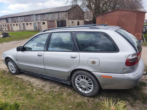 Volvo V40 2003 in Vilnius, with an engine capacity of 1.90 L and mileage of 30 thousand km for 750 €, photo 5 on AUTOMOTO.COM.LV