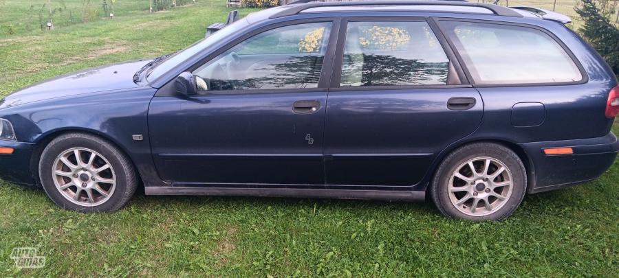 Volvo V40 2003 in Vilnius, with an engine capacity of 1.90 L and mileage of 388 thousand km for 500 €, photo 4 on AUTOMOTO.COM.LV