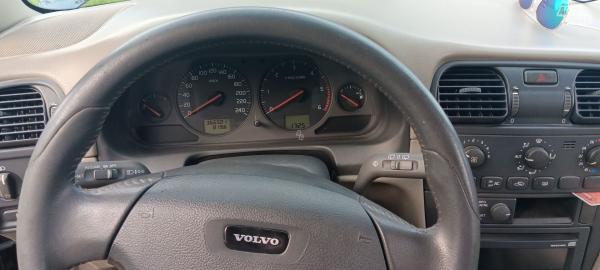Volvo V40 2003 in Vilnius, with an engine capacity of 1.90 L and mileage of 388 thousand km for 500 €, photo 9 on AUTOMOTO.COM.LV