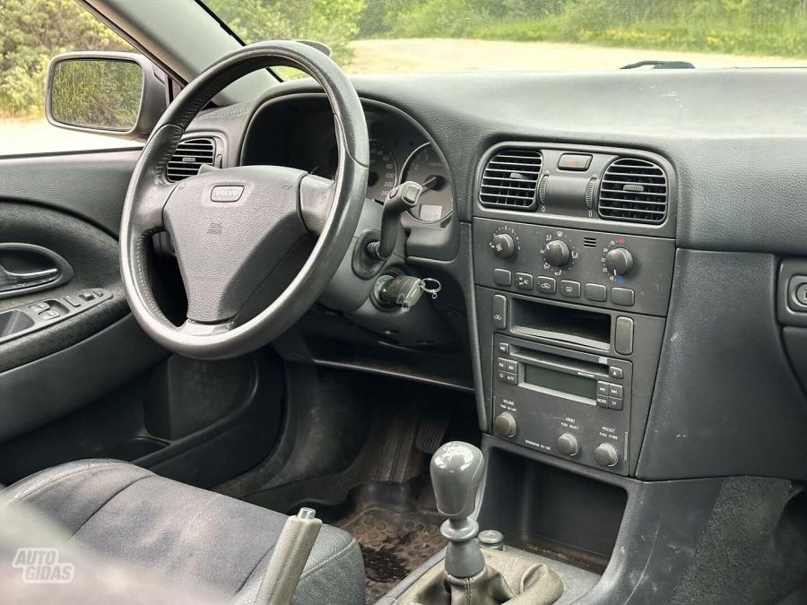 Volvo V40 2004 in Vilnius, with an engine capacity of 1.60 L and mileage of 230 thousand km for 700 €, photo 12 on AUTOMOTO.COM.LV