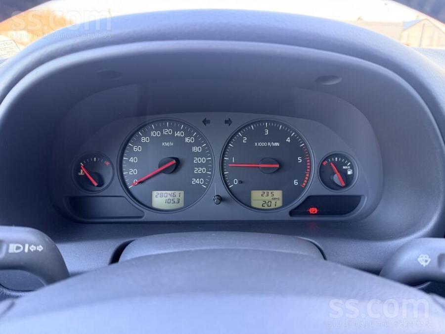 Volvo V40 2004 in Riga, with an engine capacity of 1.90 L and mileage of 280 thousand km for 2400 €, photo 18 on AUTOMOTO.COM.LV