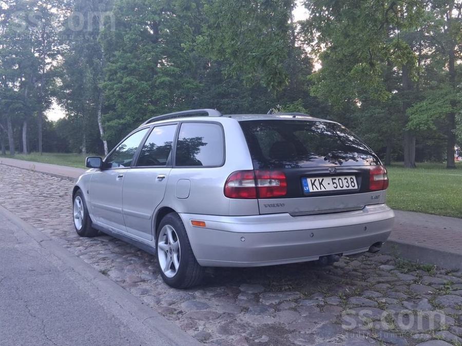 Volvo V40 2004 in Tukums, with an engine capacity of 1.90 L and mileage of 296 thousand km for 1000 €, photo 4 on AUTOMOTO.COM.LV