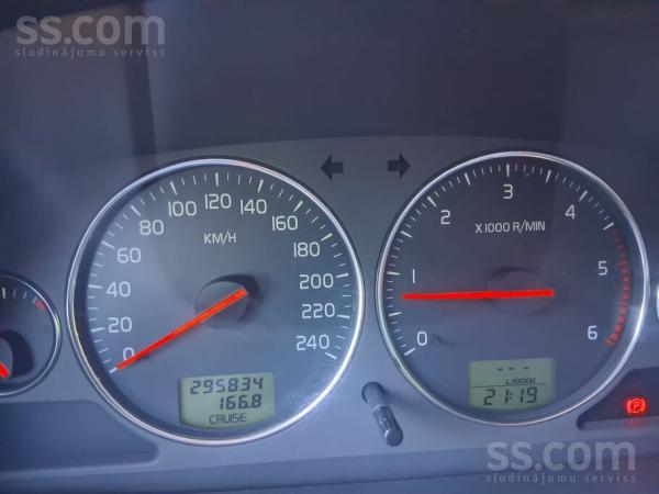 Volvo V40 2004 in Tukums, with an engine capacity of 1.90 L and mileage of 296 thousand km for 1000 €, photo 8 on AUTOMOTO.COM.LV