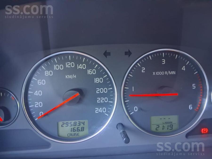 Volvo V40 2004 in Tukums, with an engine capacity of 1.90 L and mileage of 296 thousand km for 1000 €, photo 9 on AUTOMOTO.COM.LV