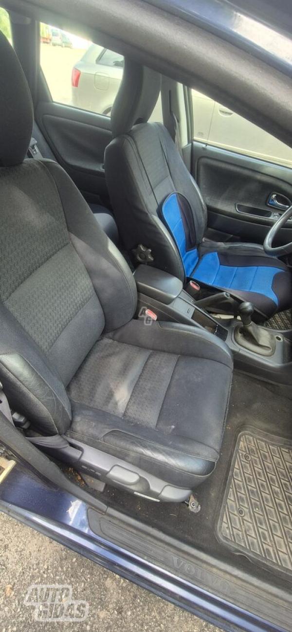 Volvo V40 2004 in Ignalina, with an engine capacity of 1.80 L and mileage of 244 thousand km for 370 €, photo 3 on AUTOMOTO.COM.LV