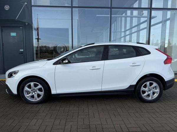 White Volvo V40 2015 in Vilnius, with an engine capacity of 1.56 L and mileage of 50 thousand km for 10499 €, photo 4 on AUTOMOTO.COM.LV