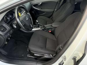 Balts Volvo V40 2015 Viļņa, ar dzinēja tilpumu 1.56 L un nobraukumu 50 tūkst. km par 10499 €, foto 10 vietnē AUTOMOTO.COM.LV