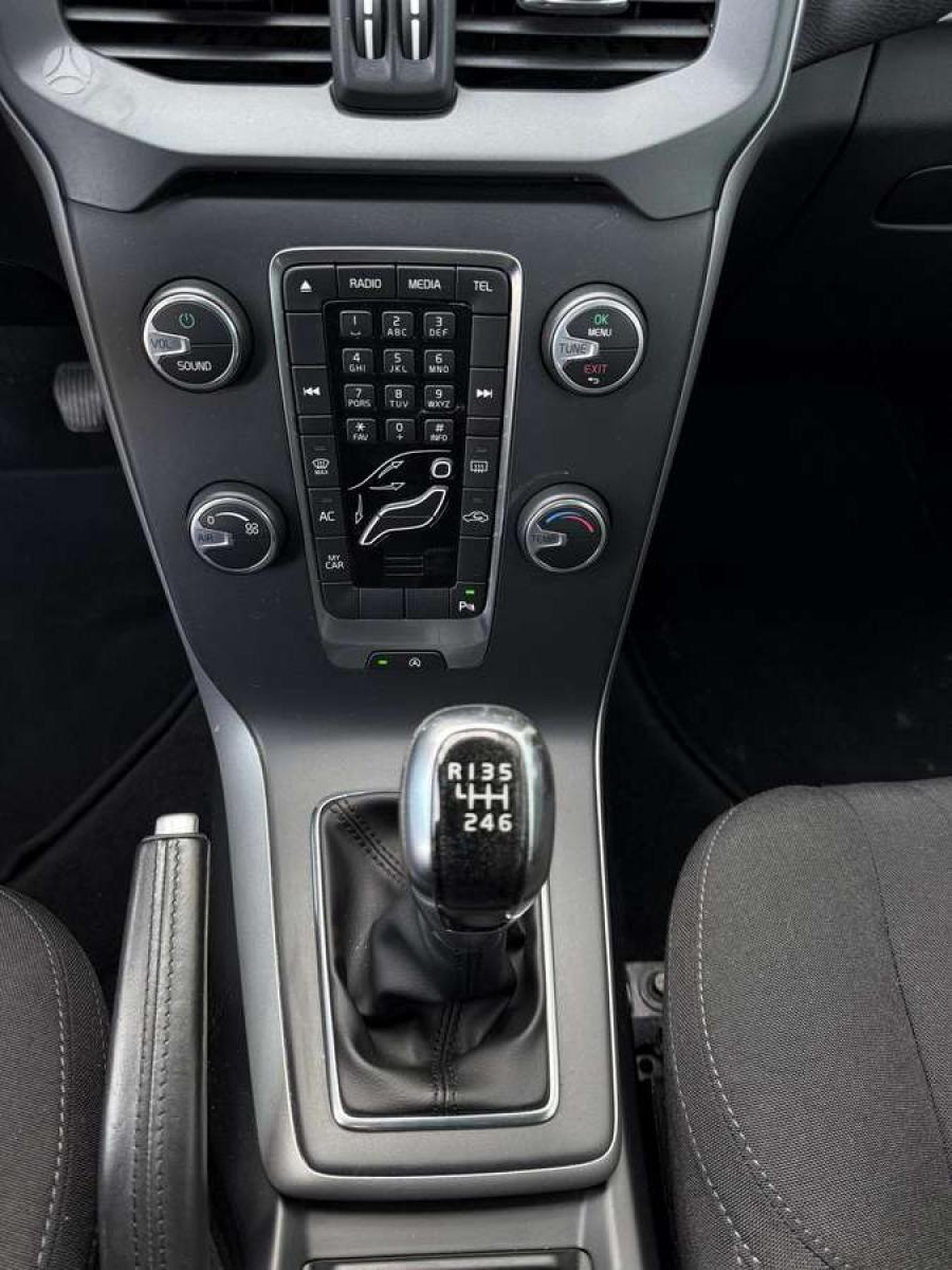 Balts Volvo V40 2015 Viļņa, ar dzinēja tilpumu 1.56 L un nobraukumu 50 tūkst. km par 10499 €, foto 14 vietnē AUTOMOTO.COM.LV