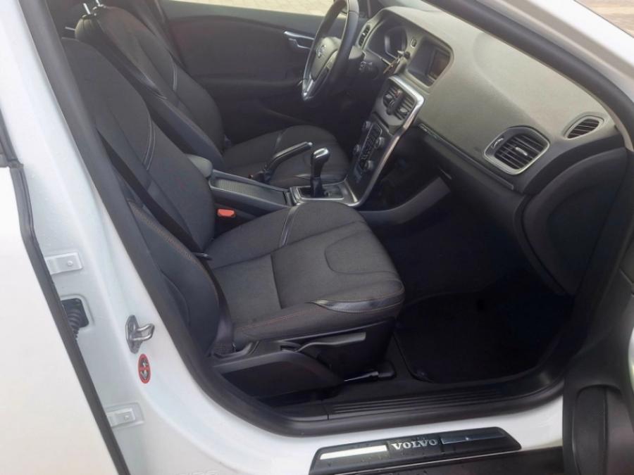 Balts Volvo V40 2005 Cēsis, ar dzinēja tilpumu 2.00 L un nobraukumu 258 tūkst. km par 8500 €, foto 5 vietnē AUTOMOTO.COM.LV