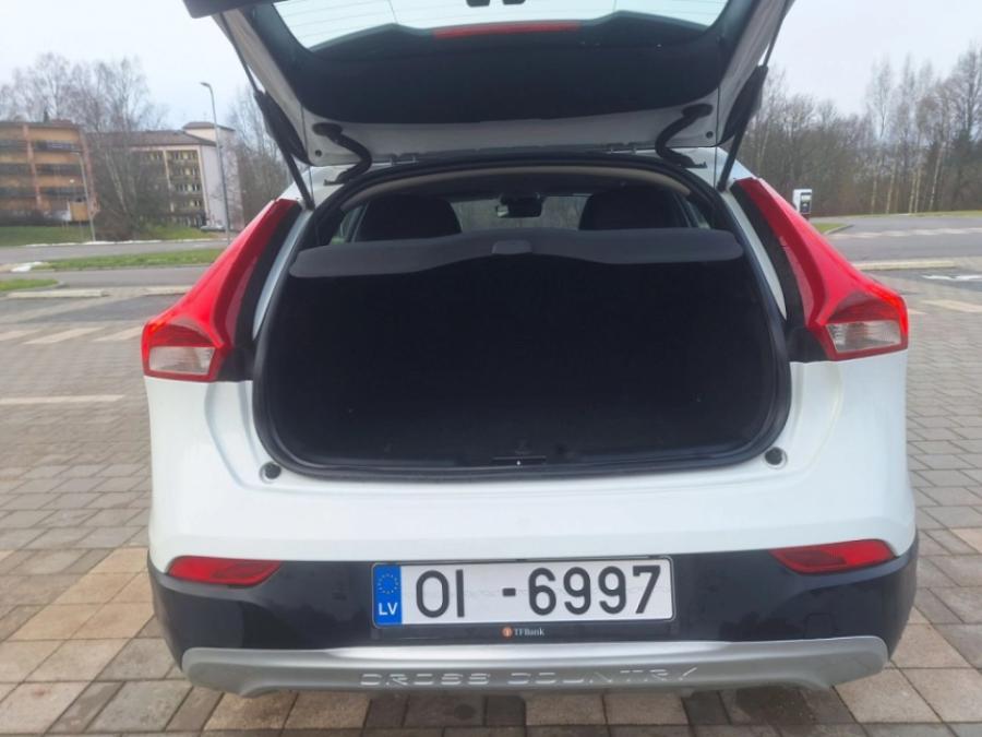 Balts Volvo V40 2005 Cēsis, ar dzinēja tilpumu 2.00 L un nobraukumu 258 tūkst. km par 8500 €, foto 10 vietnē AUTOMOTO.COM.LV