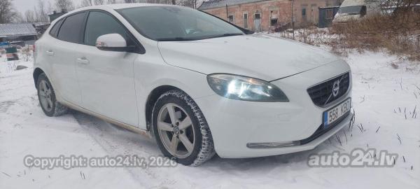 White Volvo V40 2012 in Tallinn, with an engine capacity of 1.60 L and mileage of 273 thousand km for 6300 €, photo 1 on AUTOMOTO.COM.LV