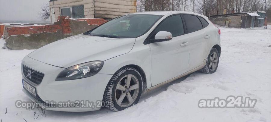 White Volvo V40 2012 in Tallinn, with an engine capacity of 1.60 L and mileage of 273 thousand km for 6300 €, photo 2 on AUTOMOTO.COM.LV