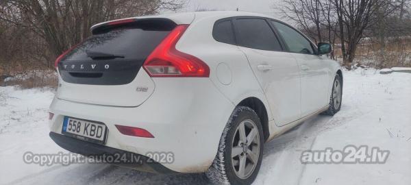 White Volvo V40 2012 in Tallinn, with an engine capacity of 1.60 L and mileage of 273 thousand km for 6300 €, photo 3 on AUTOMOTO.COM.LV