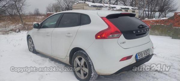 White Volvo V40 2012 in Tallinn, with an engine capacity of 1.60 L and mileage of 273 thousand km for 6300 €, photo 4 on AUTOMOTO.COM.LV