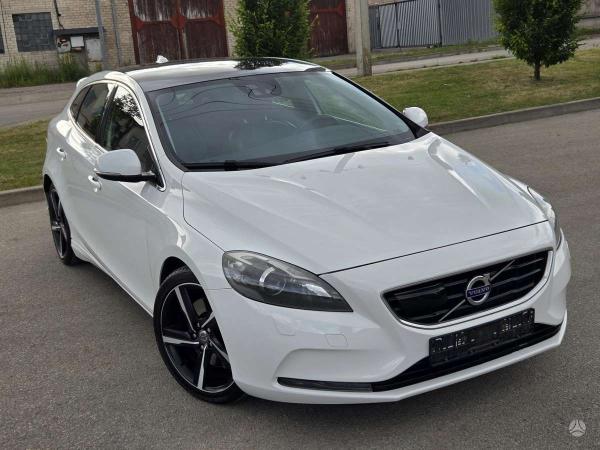White Volvo V40 2012 in Kaunas, with an engine capacity of 1.98 L and mileage of 255 thousand km for 7250 €, photo 1 on AUTOMOTO.COM.LV