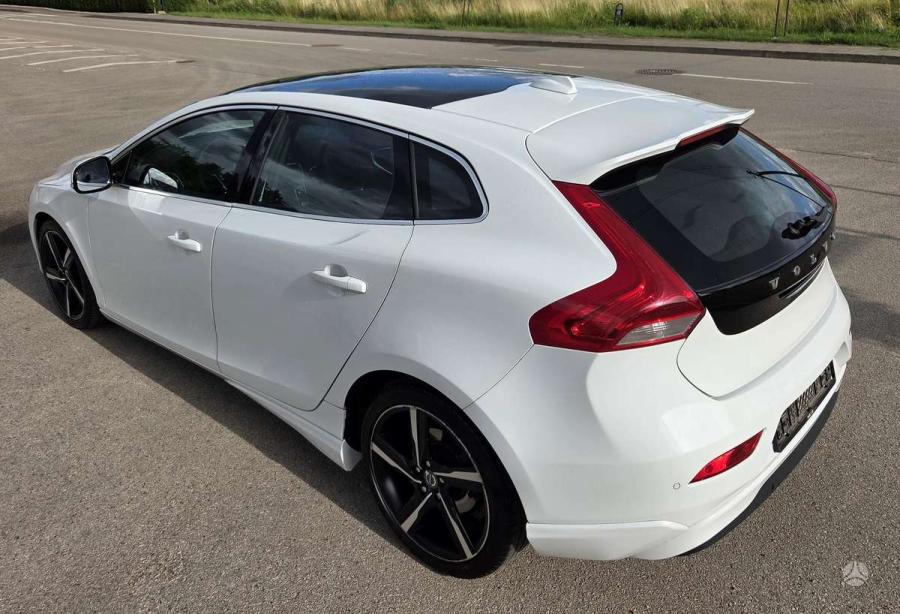 White Volvo V40 2012 in Kaunas, with an engine capacity of 1.98 L and mileage of 255 thousand km for 7250 €, photo 4 on AUTOMOTO.COM.LV