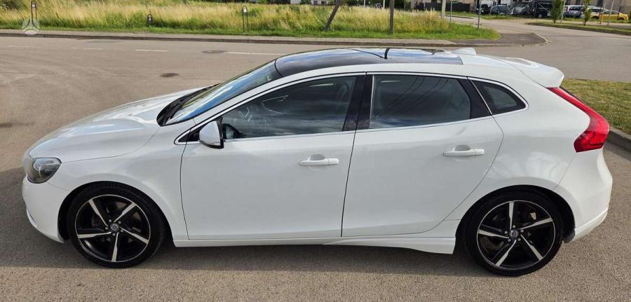 White Volvo V40 2012 in Kaunas, with an engine capacity of 1.98 L and mileage of 255 thousand km for 7250 €, photo 5 on AUTOMOTO.COM.LV