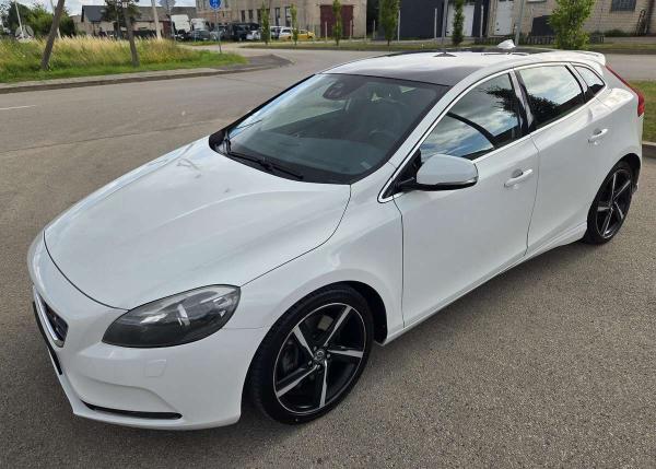 White Volvo V40 2012 in Kaunas, with an engine capacity of 1.98 L and mileage of 255 thousand km for 7250 €, photo 5 on AUTOMOTO.COM.LV