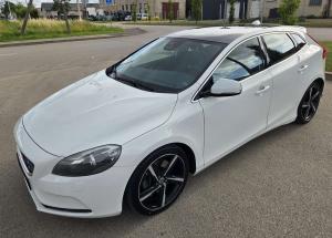 White Volvo V40 2012 in Kaunas, with an engine capacity of 1.98 L and mileage of 255 thousand km for 7250 €, photo 6 on AUTOMOTO.COM.LV