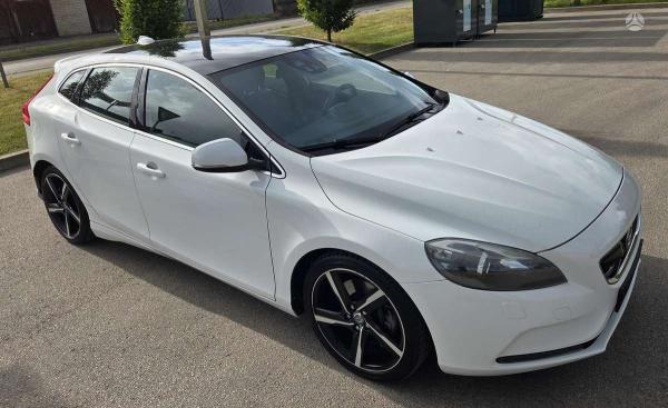 White Volvo V40 2012 in Kaunas, with an engine capacity of 1.98 L and mileage of 255 thousand km for 7250 €, photo 7 on AUTOMOTO.COM.LV