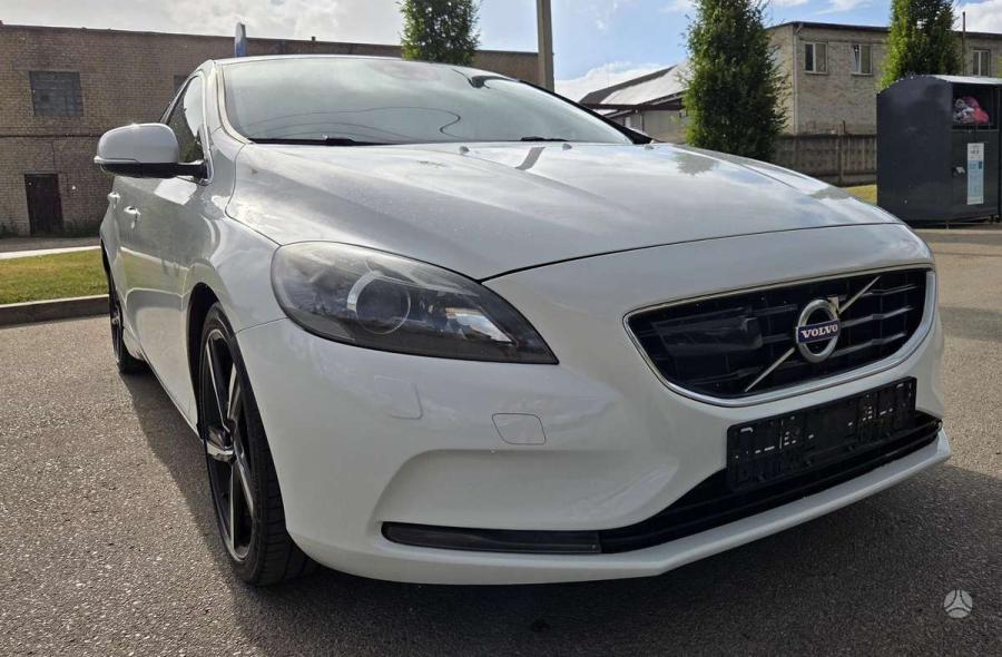 White Volvo V40 2012 in Kaunas, with an engine capacity of 1.98 L and mileage of 255 thousand km for 7250 €, photo 9 on AUTOMOTO.COM.LV