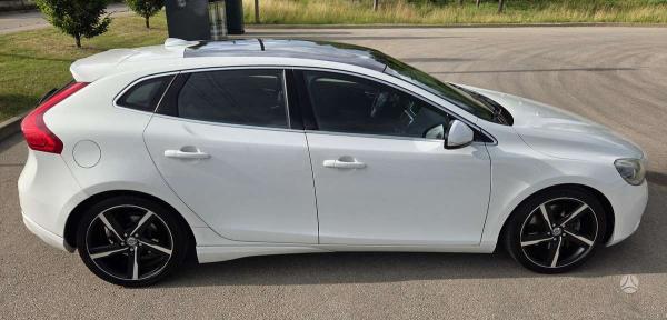 White Volvo V40 2012 in Kaunas, with an engine capacity of 1.98 L and mileage of 255 thousand km for 7250 €, photo 10 on AUTOMOTO.COM.LV