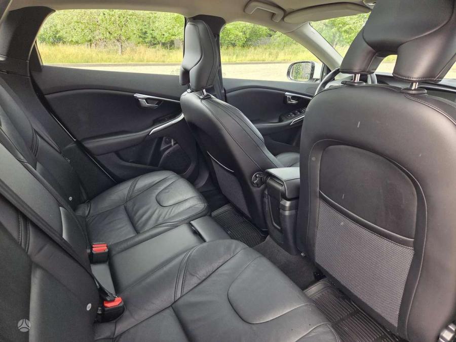 White Volvo V40 2012 in Kaunas, with an engine capacity of 1.98 L and mileage of 255 thousand km for 7250 €, photo 20 on AUTOMOTO.COM.LV