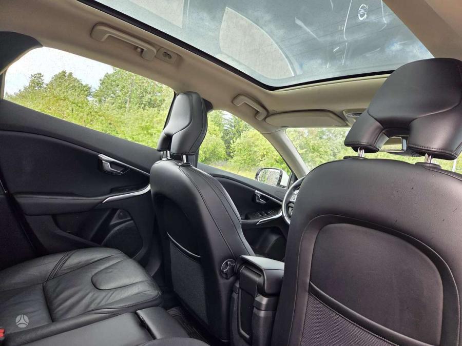 White Volvo V40 2012 in Kaunas, with an engine capacity of 1.98 L and mileage of 255 thousand km for 7250 €, photo 21 on AUTOMOTO.COM.LV