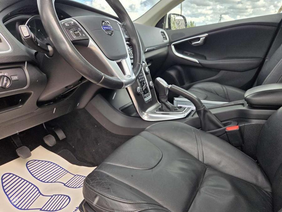 White Volvo V40 2012 in Kaunas, with an engine capacity of 1.98 L and mileage of 255 thousand km for 7250 €, photo 22 on AUTOMOTO.COM.LV